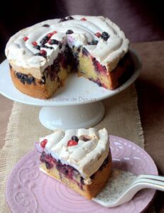 Gâteau moelleux aux fruits rouges et sa meringue craquante